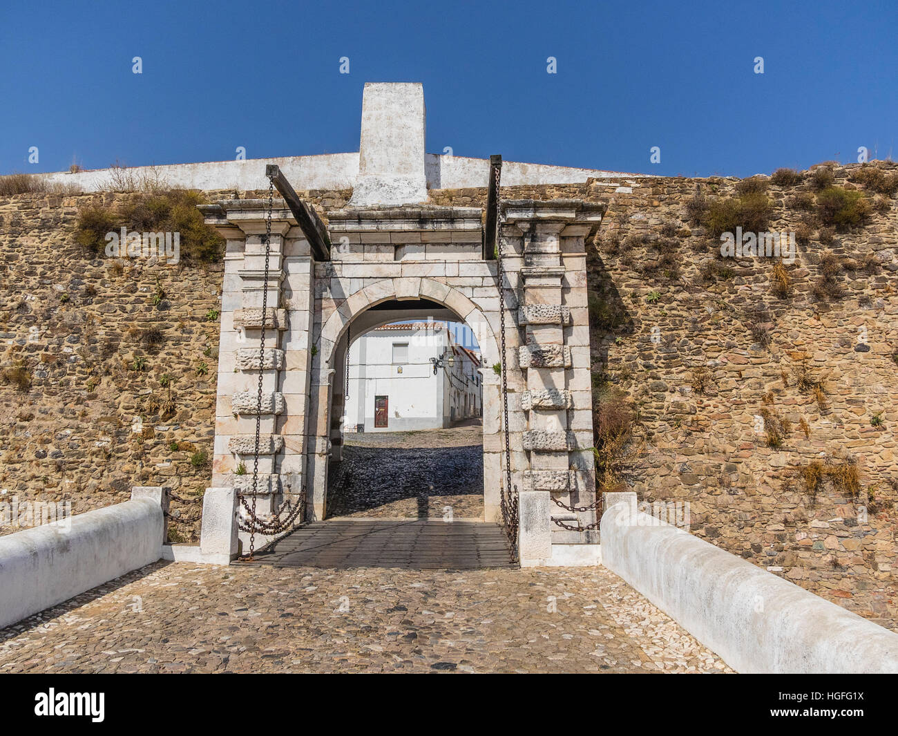 Draw bridge chains hi-res stock photography and images - Alamy