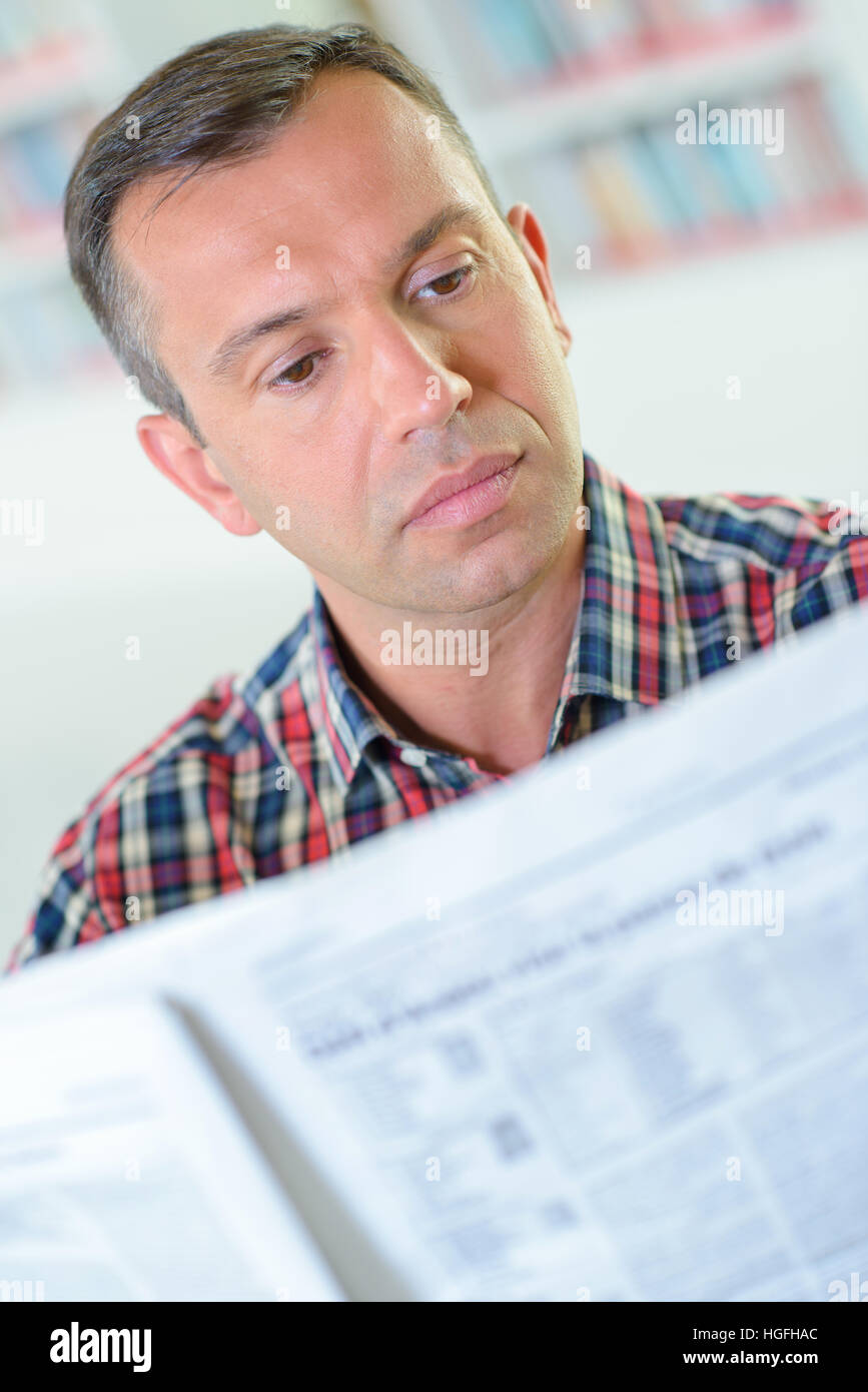 reading column in the newspaper Stock Photo - Alamy