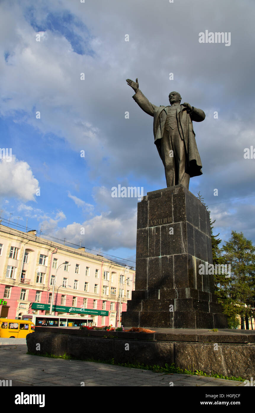 The statue of Lenin at Lenin Square of Irkutsk Stock Photo - Alamy