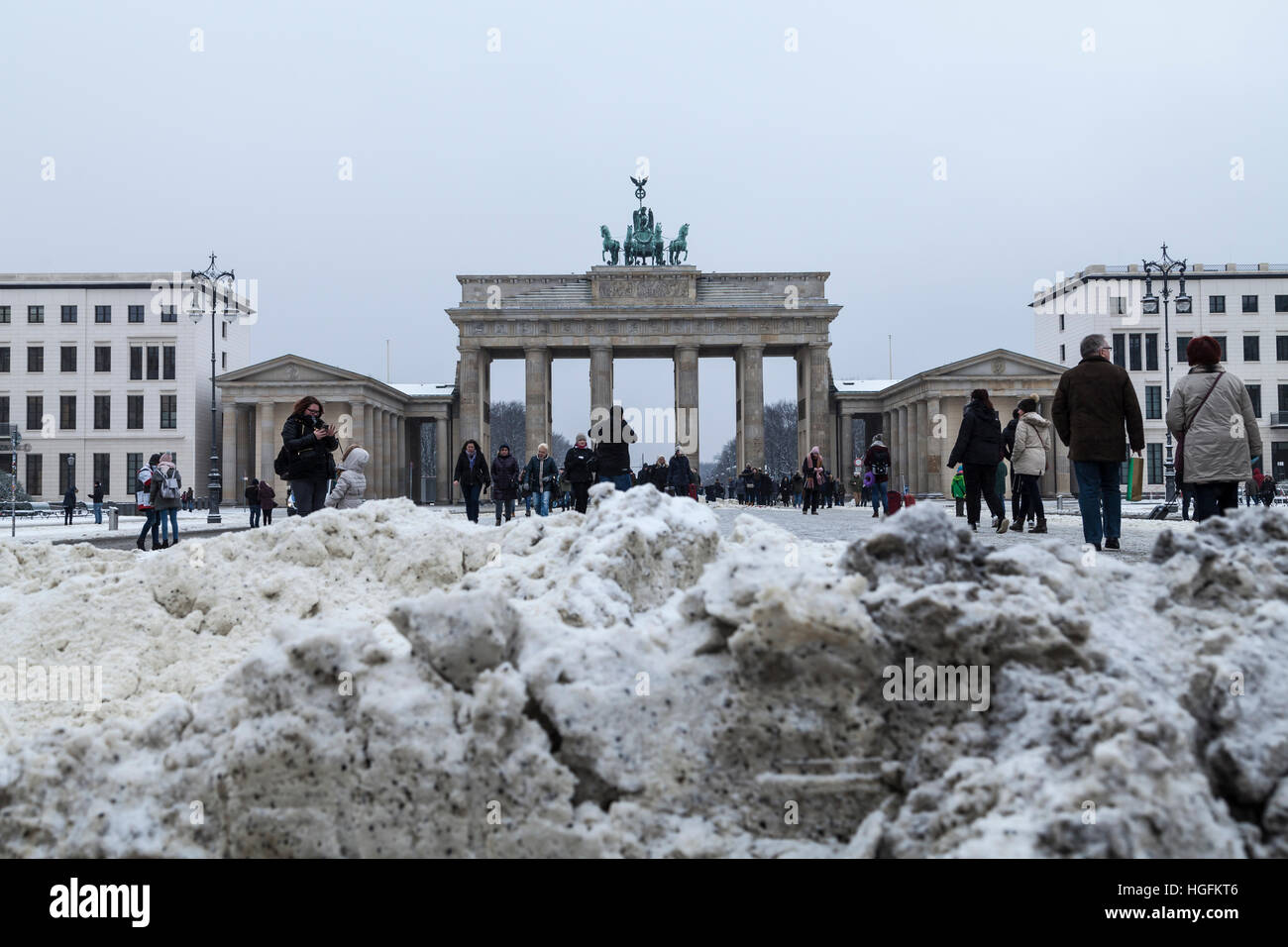 Snow at Brandenburger gate in Berlin in January Stock Photo - Alamy