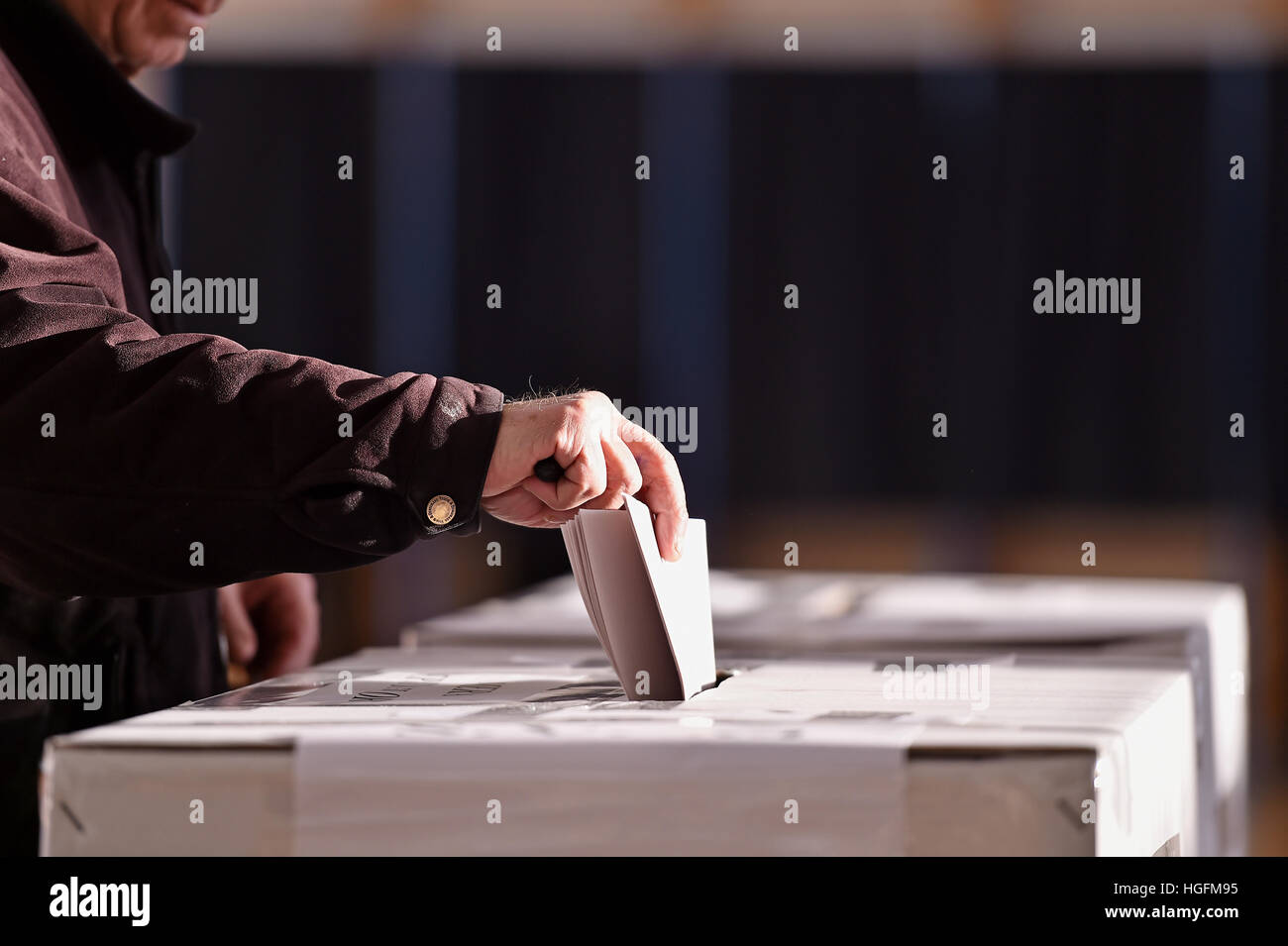 People casting vote hi-res stock photography and images - Alamy