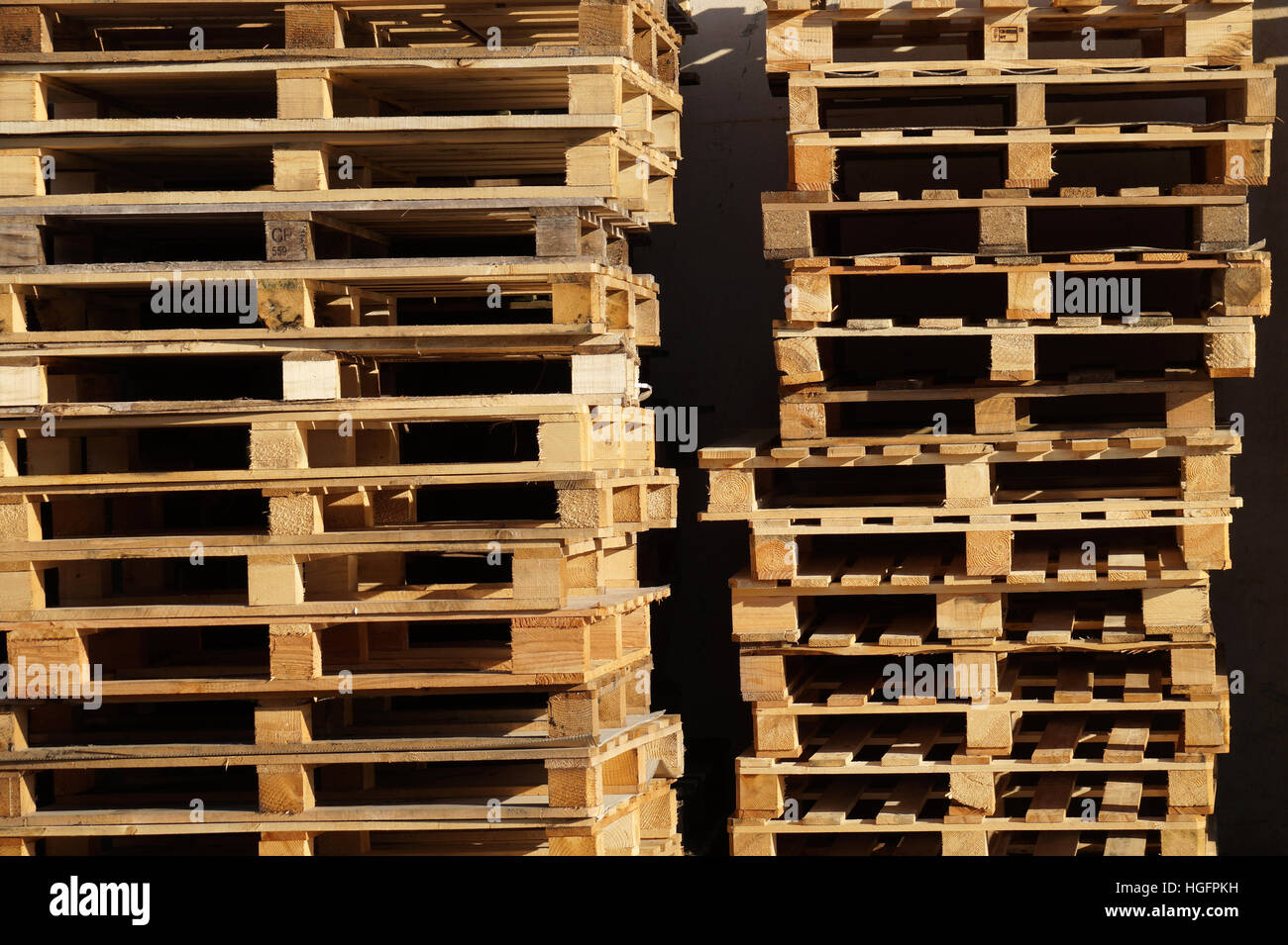 wooden pallet overlap in warehouse Stock Photo - Alamy