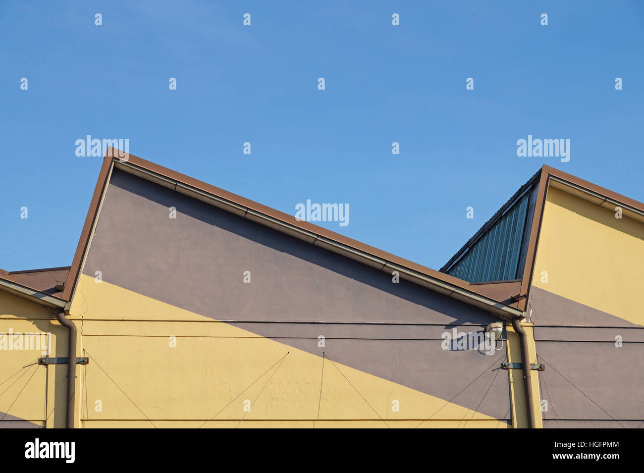 Warehouse exterior roof hi-res stock photography and images - Alamy