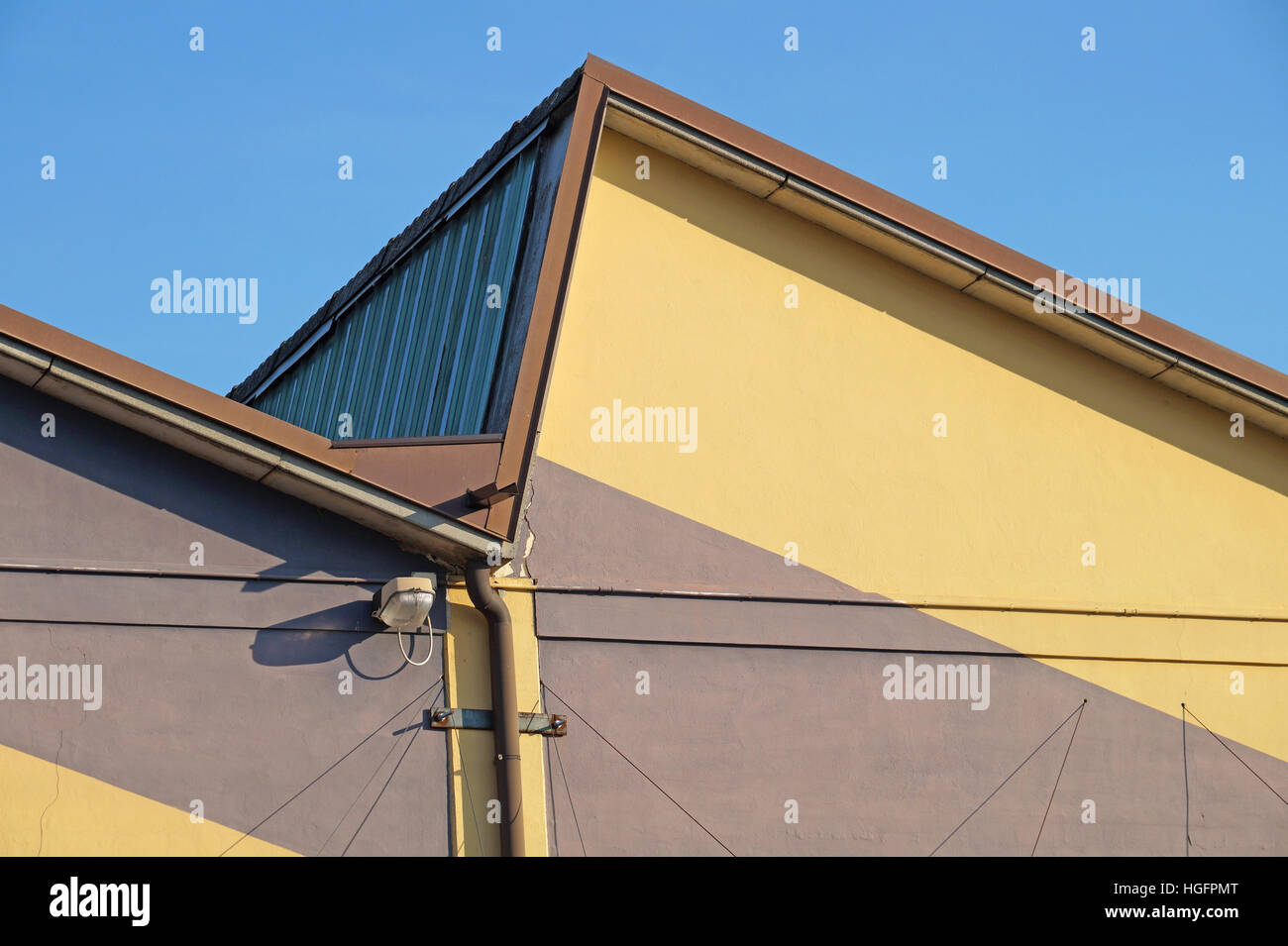 Warehouse exterior roof hi-res stock photography and images - Alamy