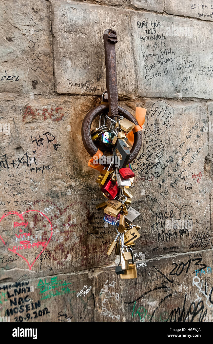 Ponte vecchio florence padlock hi-res stock photography and images - Alamy