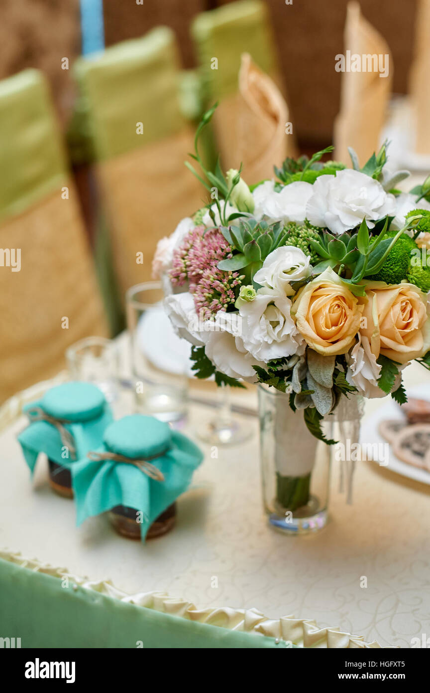 Restaurant table flower hi-res stock photography and images - Alamy