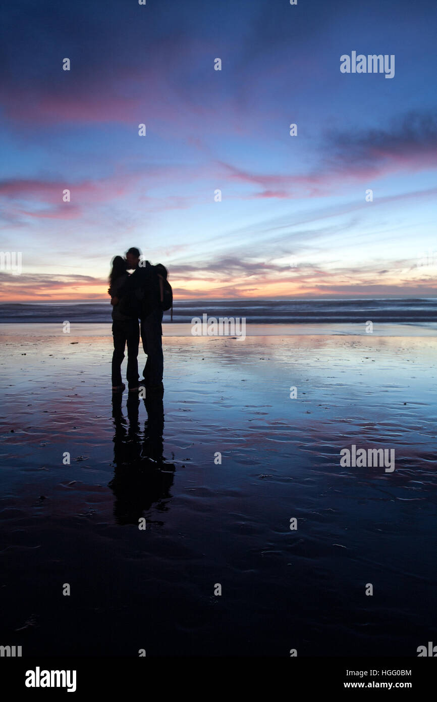 Couple kissing on the beach Stock Photo - Alamy