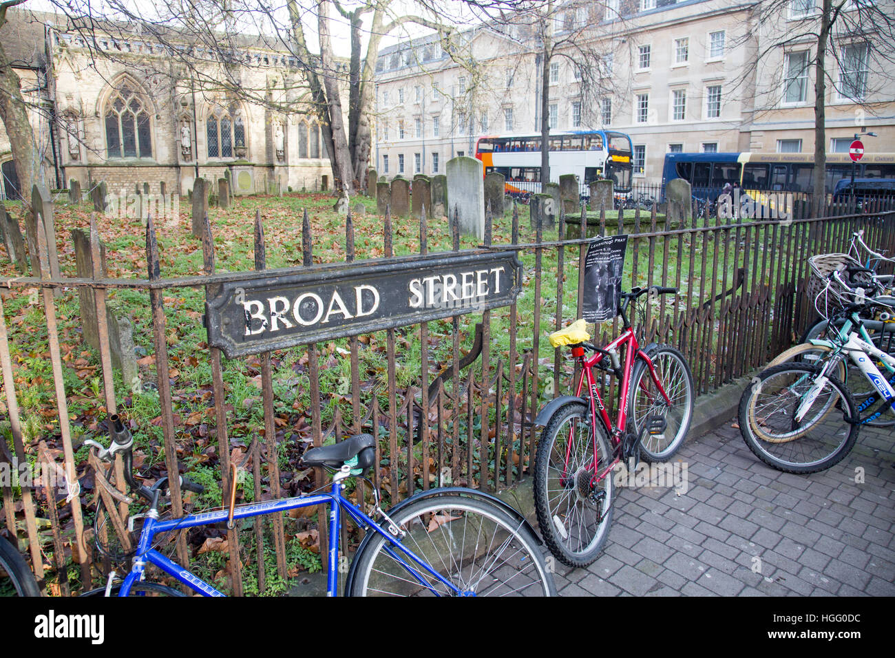 Cycles chained to railings hi-res stock photography and images - Alamy
