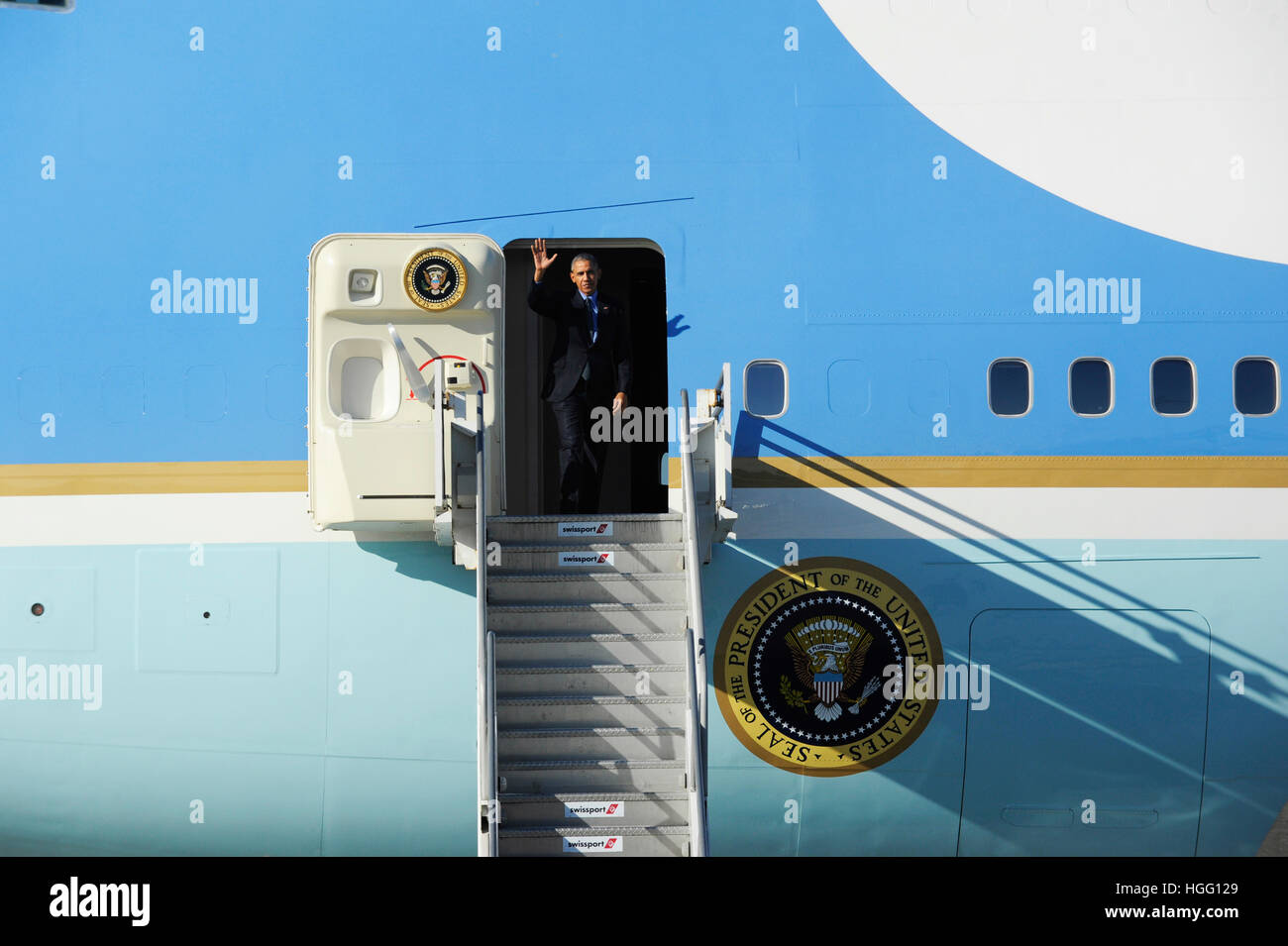 President Barack Obama arrives and waves his right hand on Air Force ...