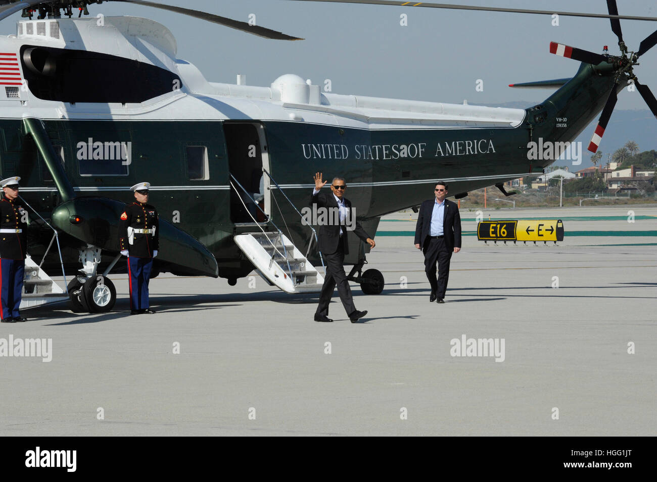 President Barack Obama exits Marine One "blackhawk" waving to the press ...