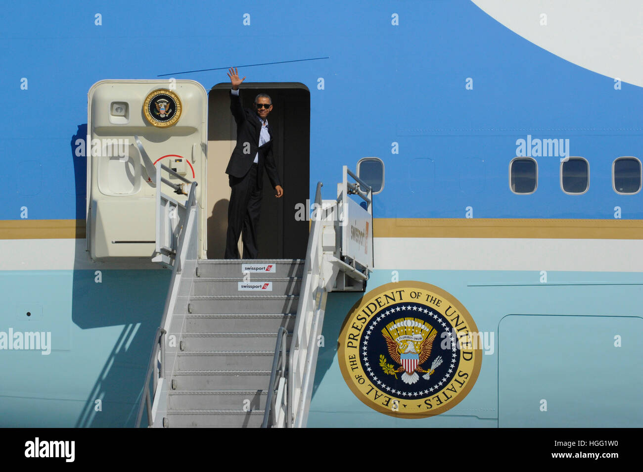 President Barack Obama departs LAX and waves his right hand on Air ...