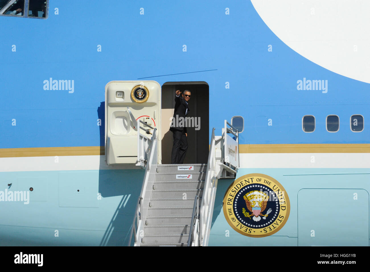 President Barack Obama departs on Air Force One at LAX Airport on ...
