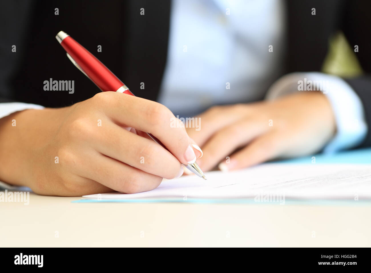 Person signing document hi-res stock photography and images - Alamy