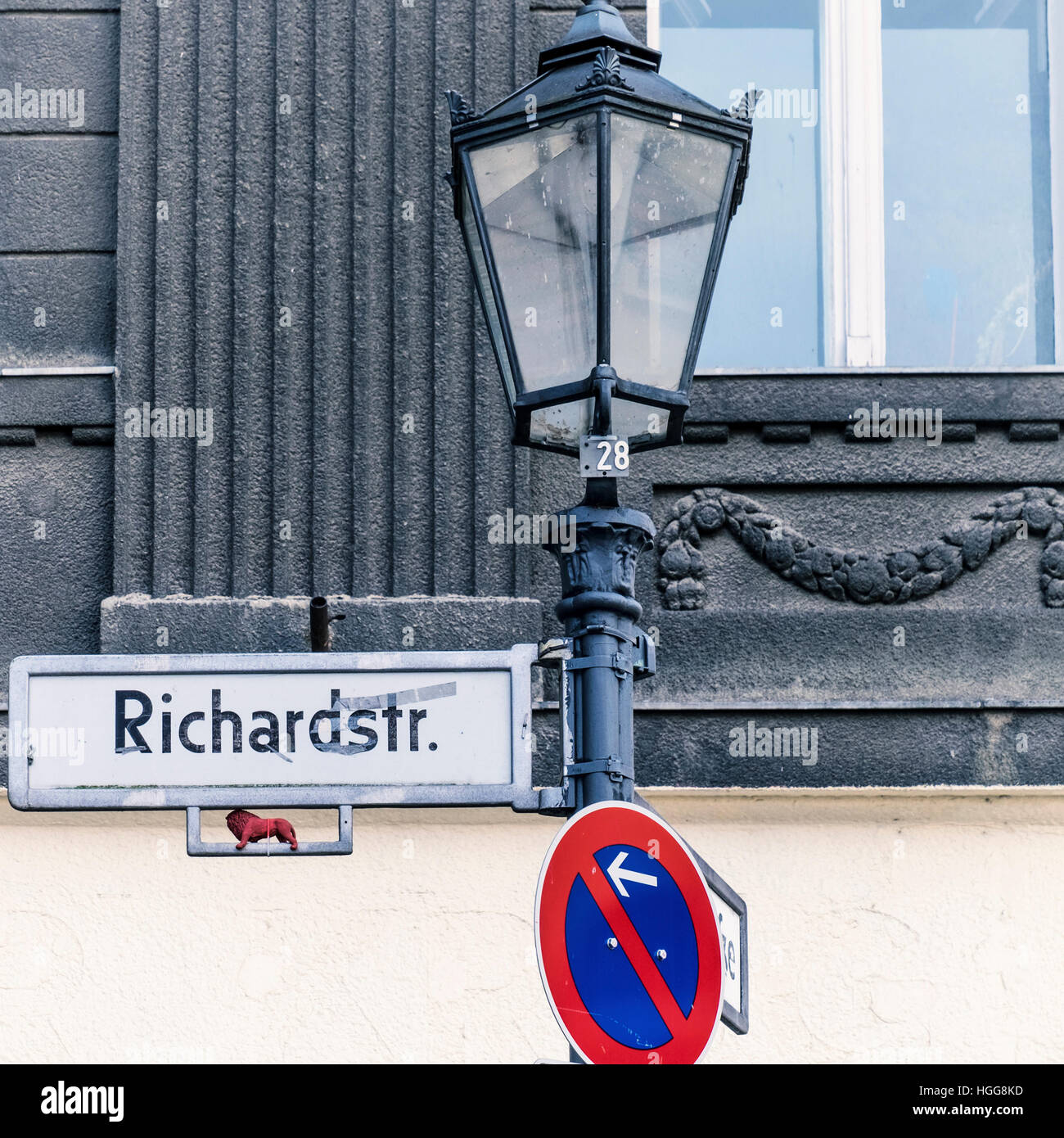 Berlin Neukölln, Richard Strasse street sign and street art lion ...