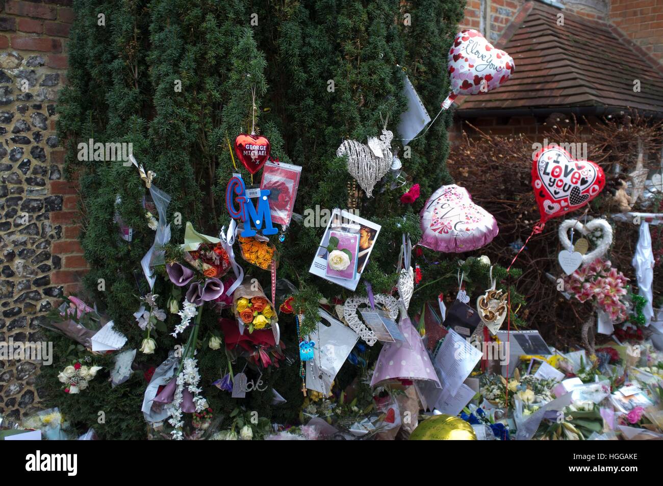 Goring, UK. 9th Jan, 2017. Fans continue to pay their respects at the ...