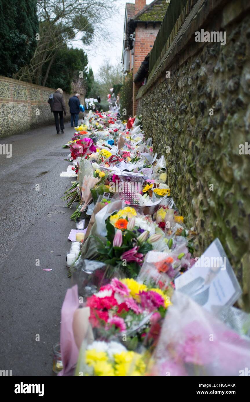 Goring, UK. 9th Jan, 2017. Fans continue to pay their respects at the ...