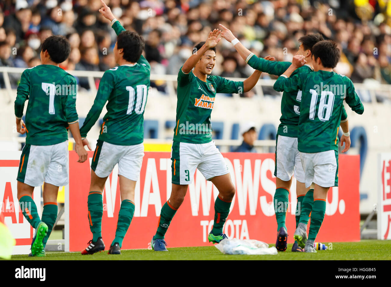 Saitama, Japan. 9th Jan, 2017. Aomori Yamada team group Football/Soccer : 95th All Japan High ...