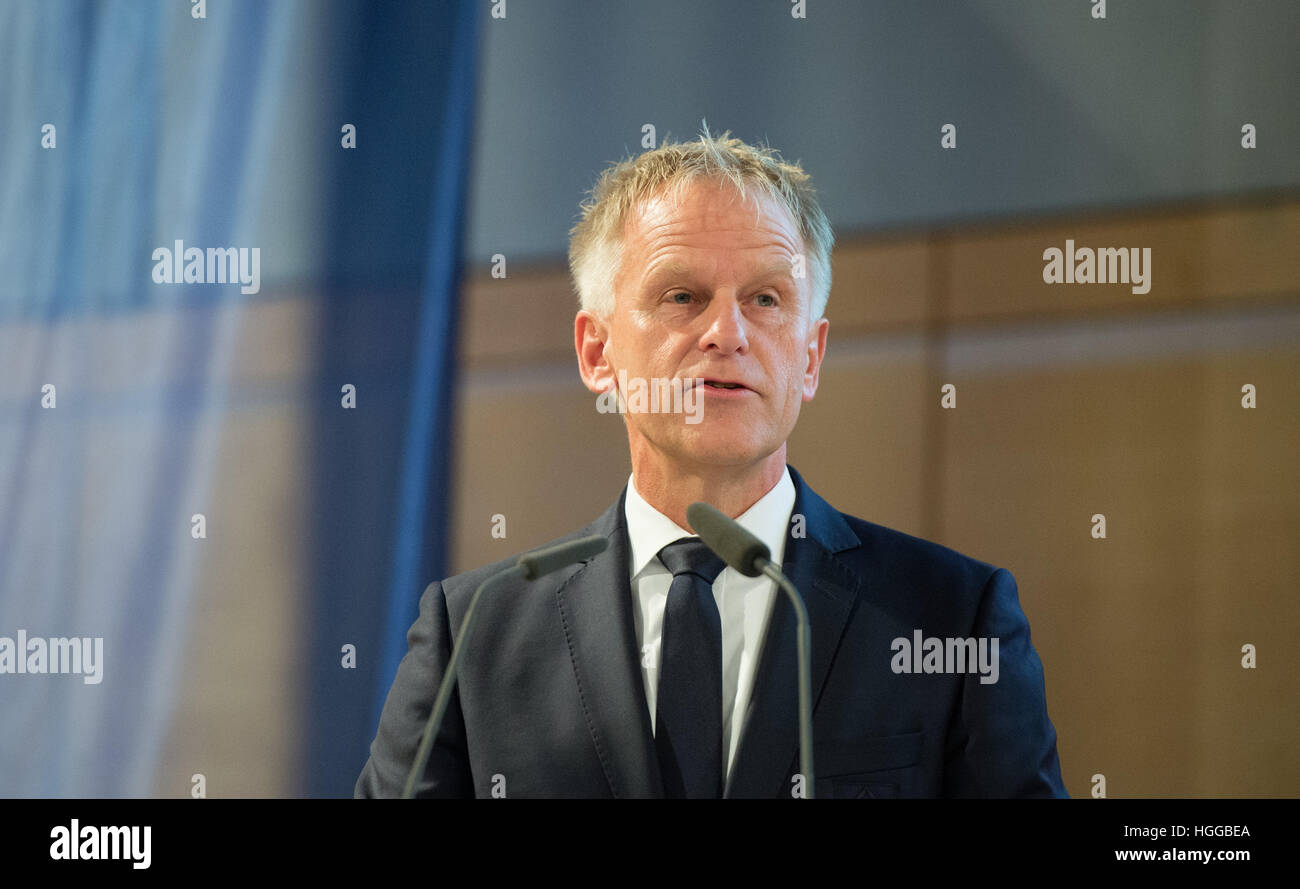 Hamburg, Germany. 8th Jan, 2017. The president of HSV, Jens Meier ...