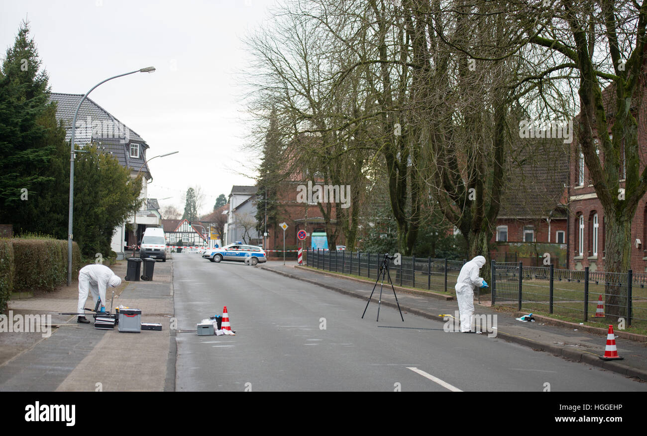 Visselhoevede, Germany. 9th Jan, 2017. Officers of the crime scene unit ...