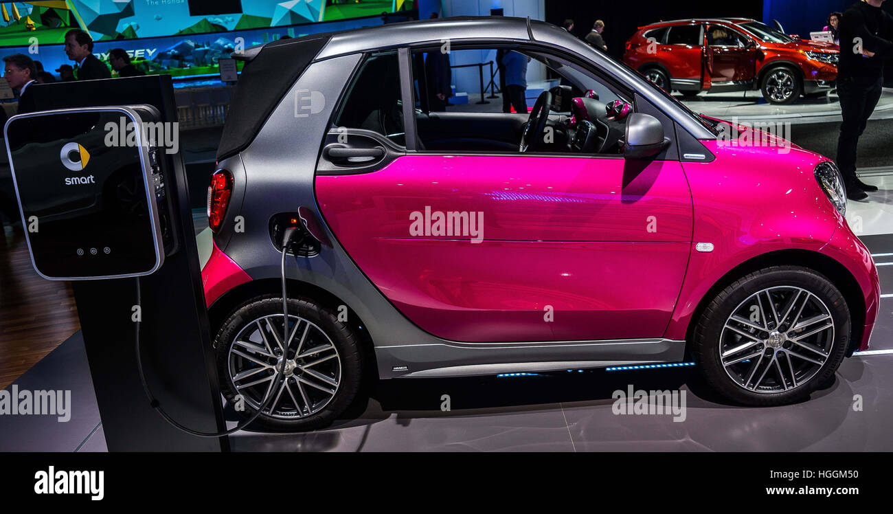 Pink smart car hi-res stock photography and images - Alamy