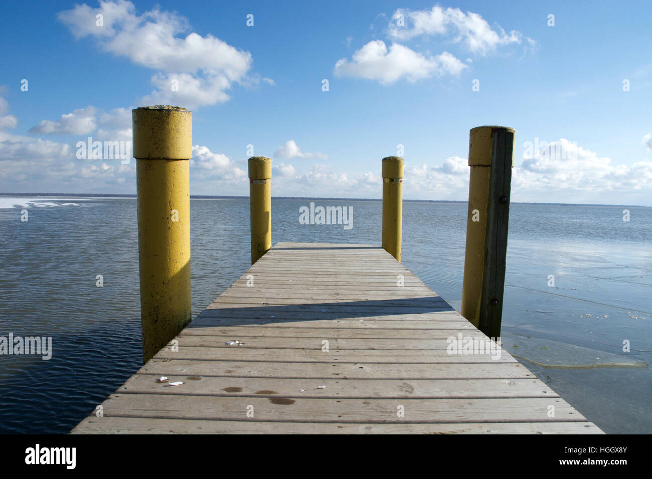 Dock overlooking water hi-res stock photography and images - Alamy