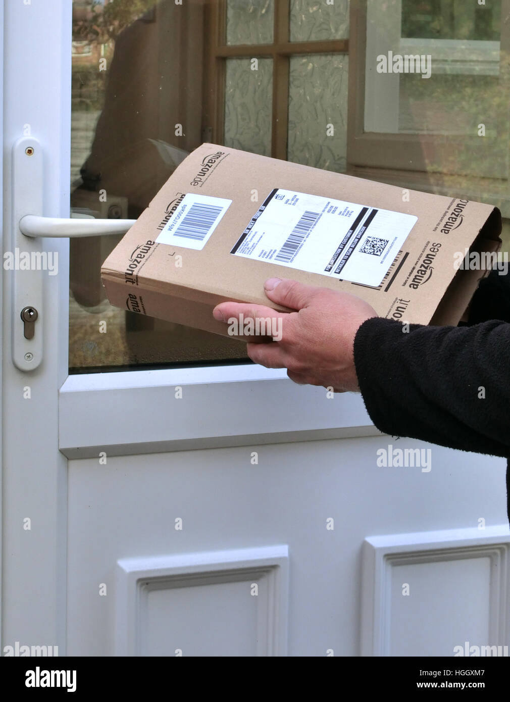 Delivering parcels to front door hi-res stock photography and images ...