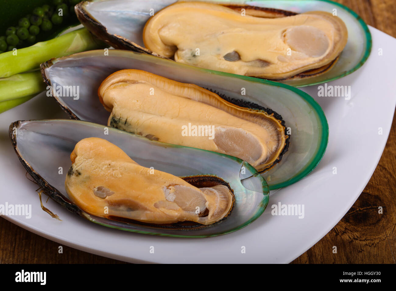New Zealand Mussels on the plate with garlic Stock Photo - Alamy