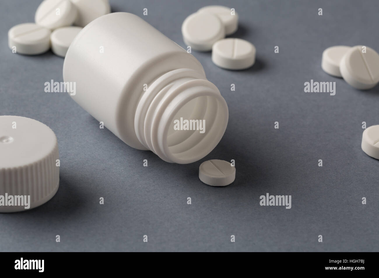 Various white plastic pill bottles and heap of drugs Stock Photo - Alamy