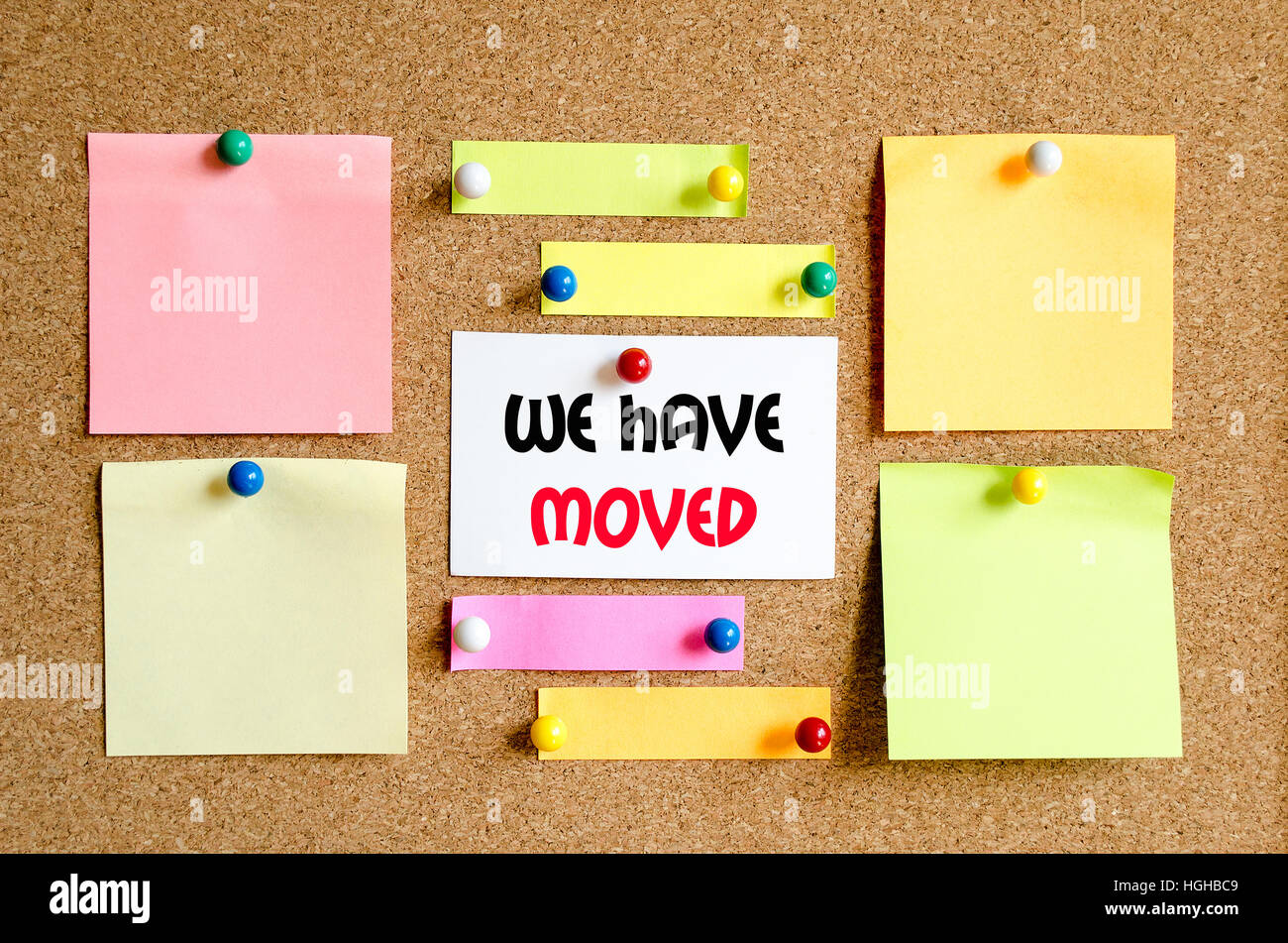 Sticky note on cork board background and text concept Stock Photo - Alamy