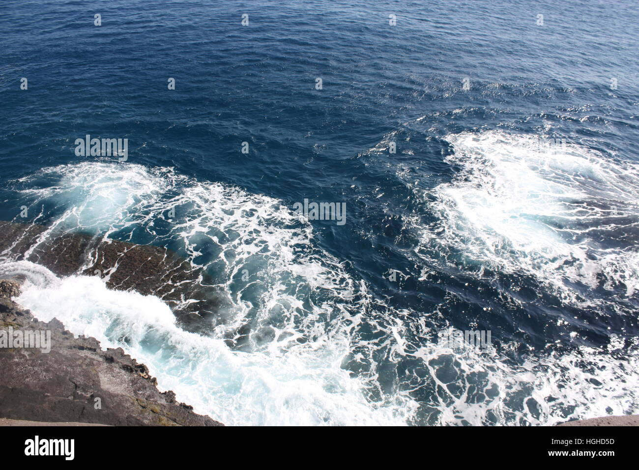 Waves breaking rocks hi-res stock photography and images - Alamy