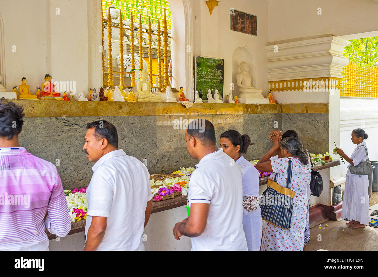 The pilgrims brought lotus flowers to the altar of Bodhi Tree Temple ...