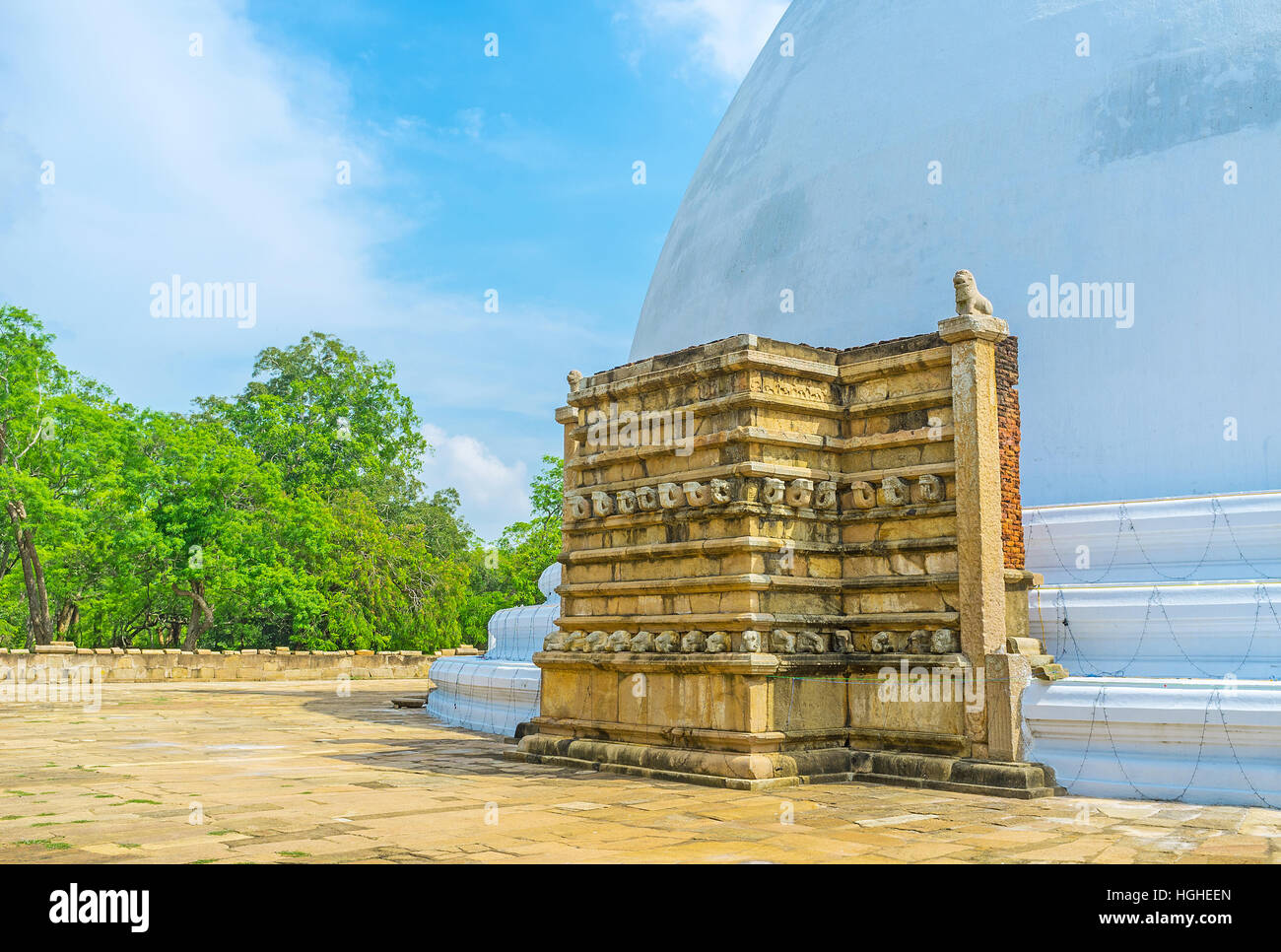 Mirisawetiya stupa hi-res stock photography and images - Alamy