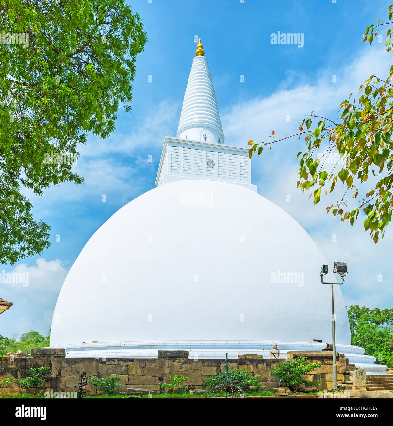 Mirisawetiya buddhist temple hi-res stock photography and images - Alamy