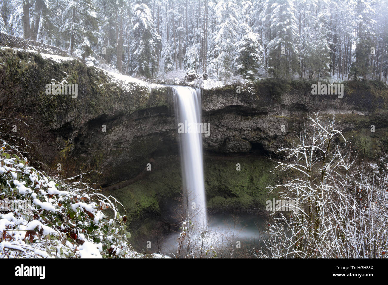 Snowstorm in oregon cascades hi-res stock photography and images - Alamy