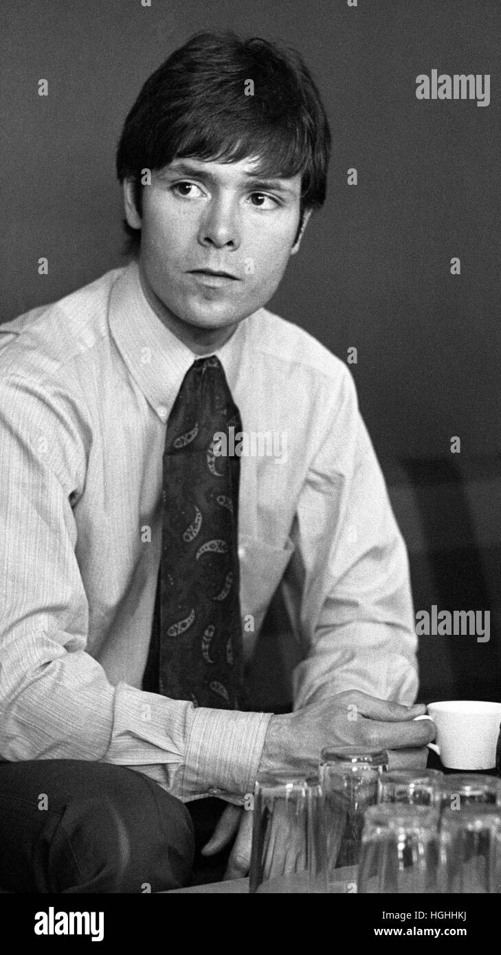 Singer actor cliff richard hi-res stock photography and images - Alamy
