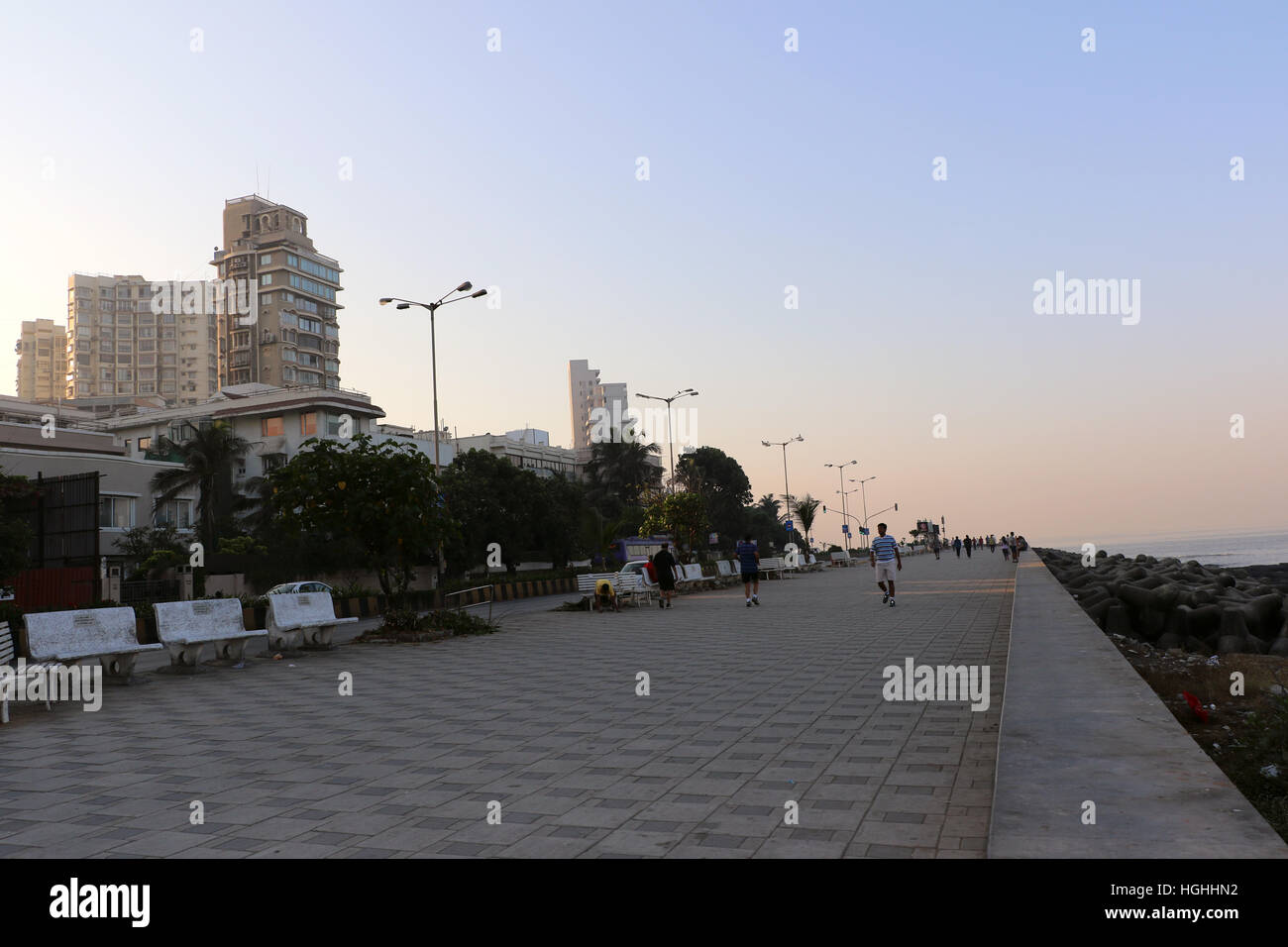 Worli sea face beach in South Mumbai Stock Photo - Alamy