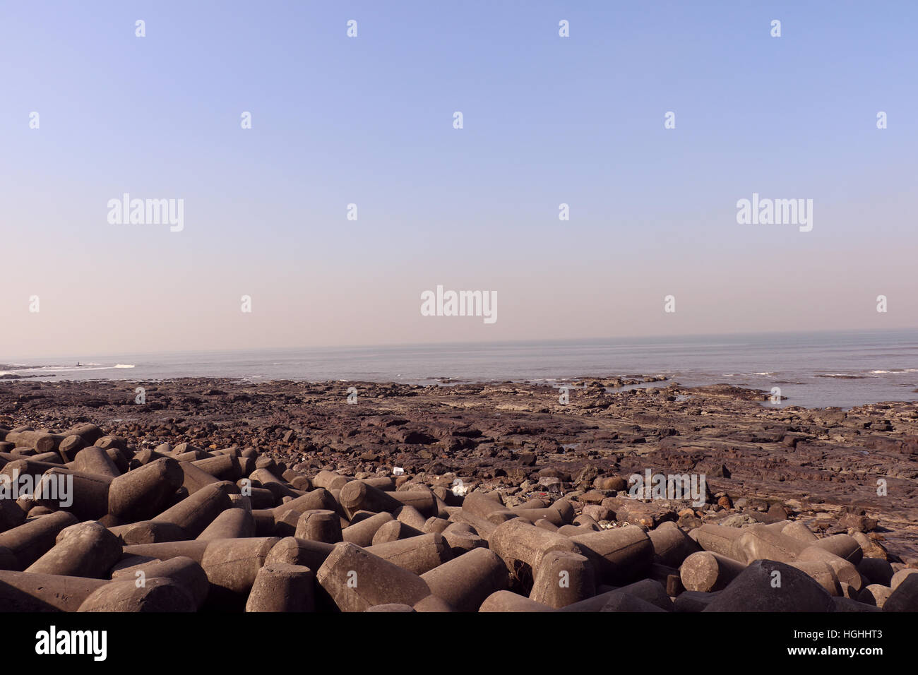 Worli sea face beach in South Mumbai Stock Photo - Alamy