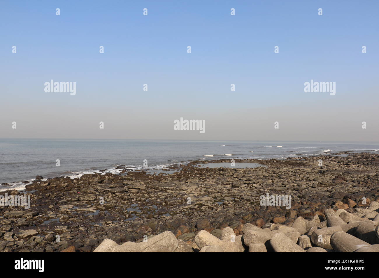 Worli sea face beach in South Mumbai Stock Photo - Alamy