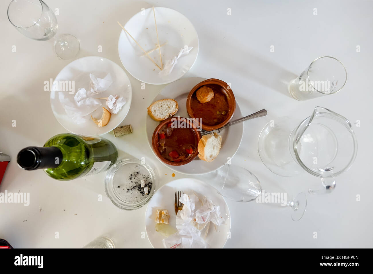 white linen tablecloth with remains of tapas meal and drinks Stock ...