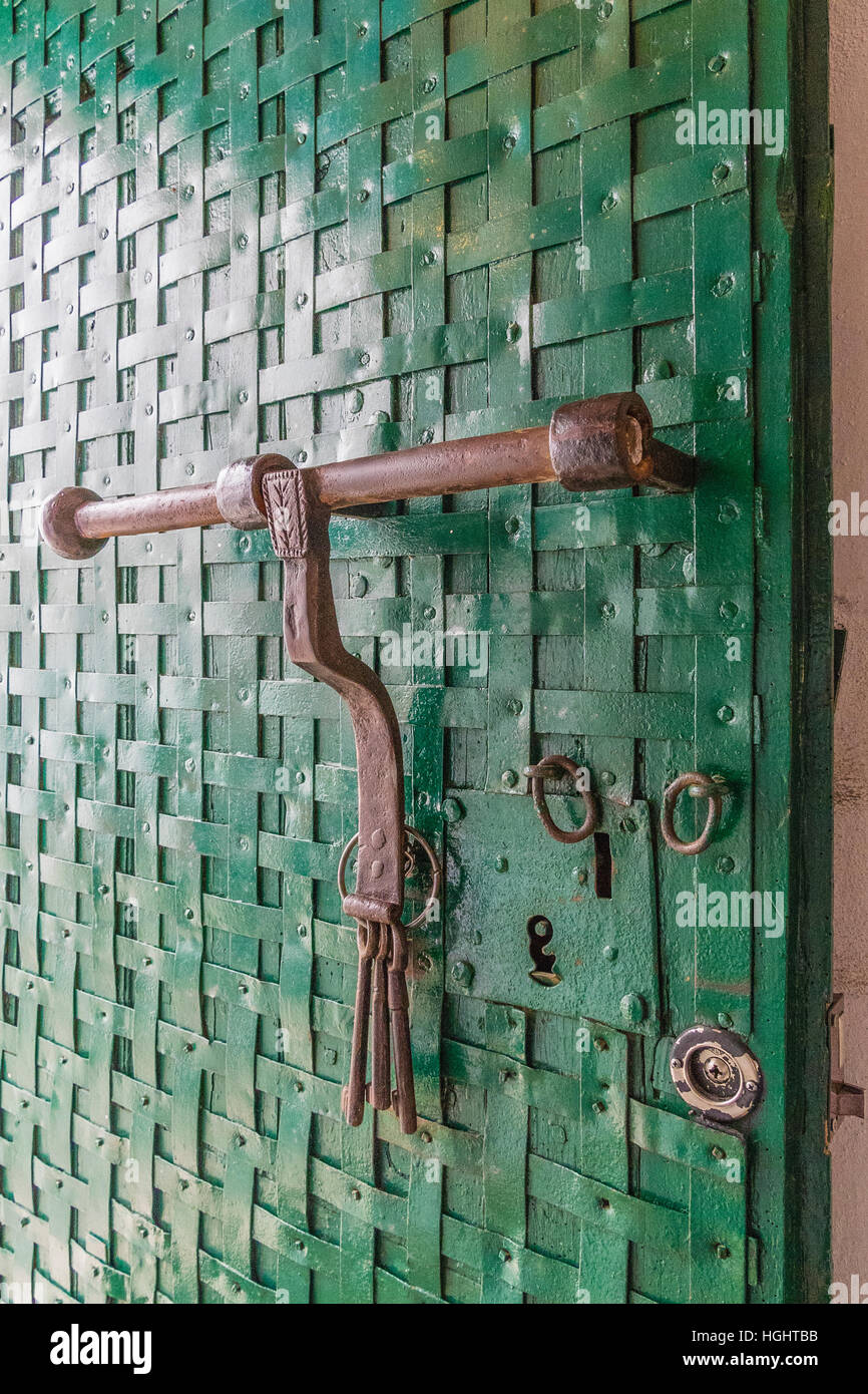 Heavy metal medieval door hi-res stock photography and images - Alamy