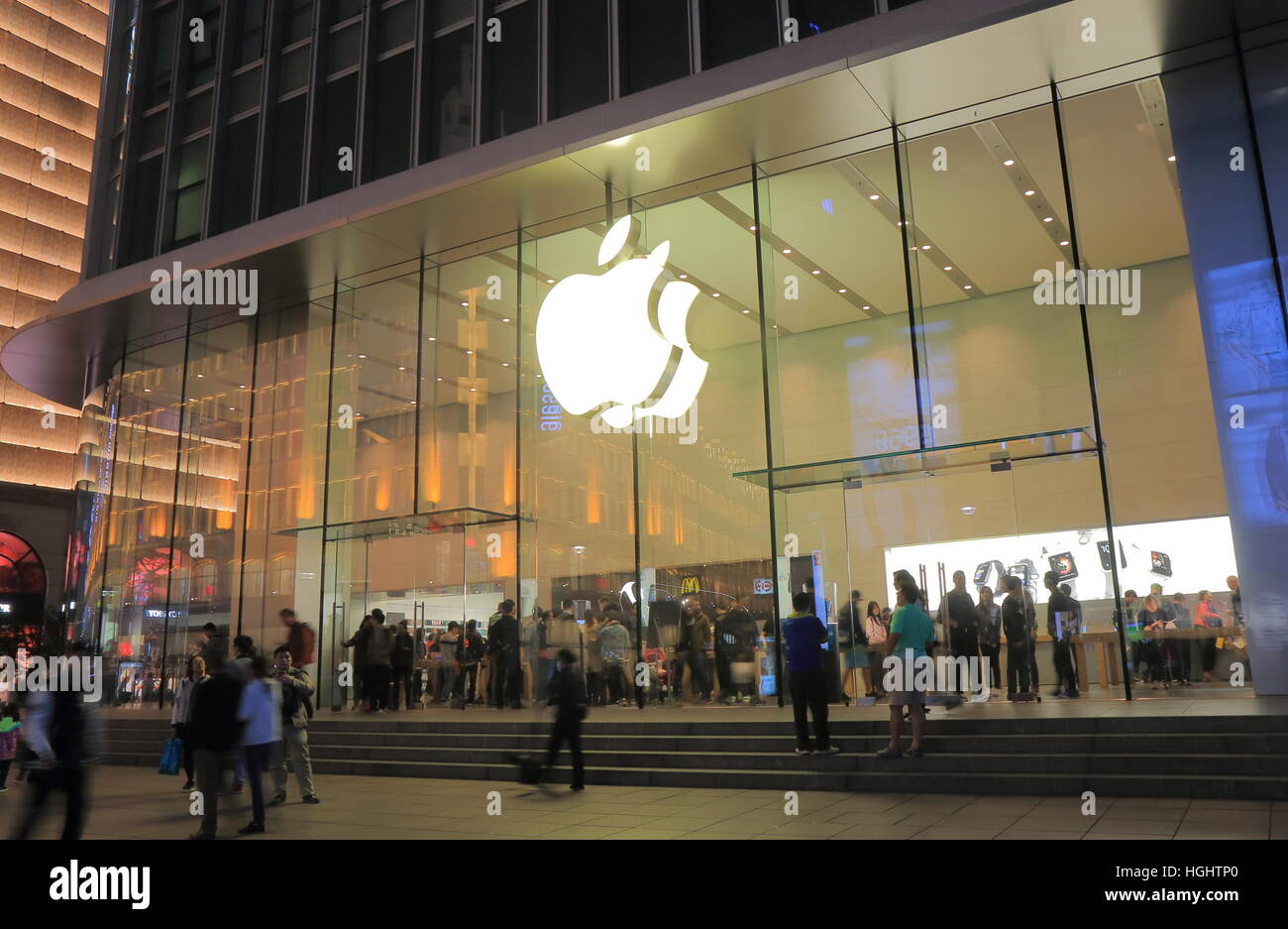 People visit Apple store Nanjing Road in Shanghai China Stock Photo - Alamy