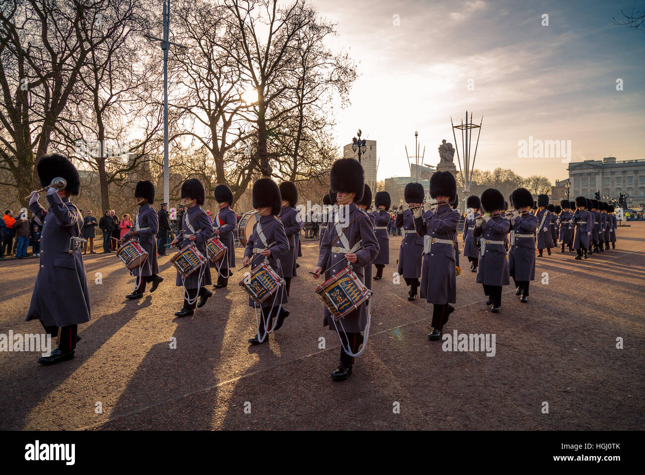 Royal guards at buckingham palace hi-res stock photography and images ...