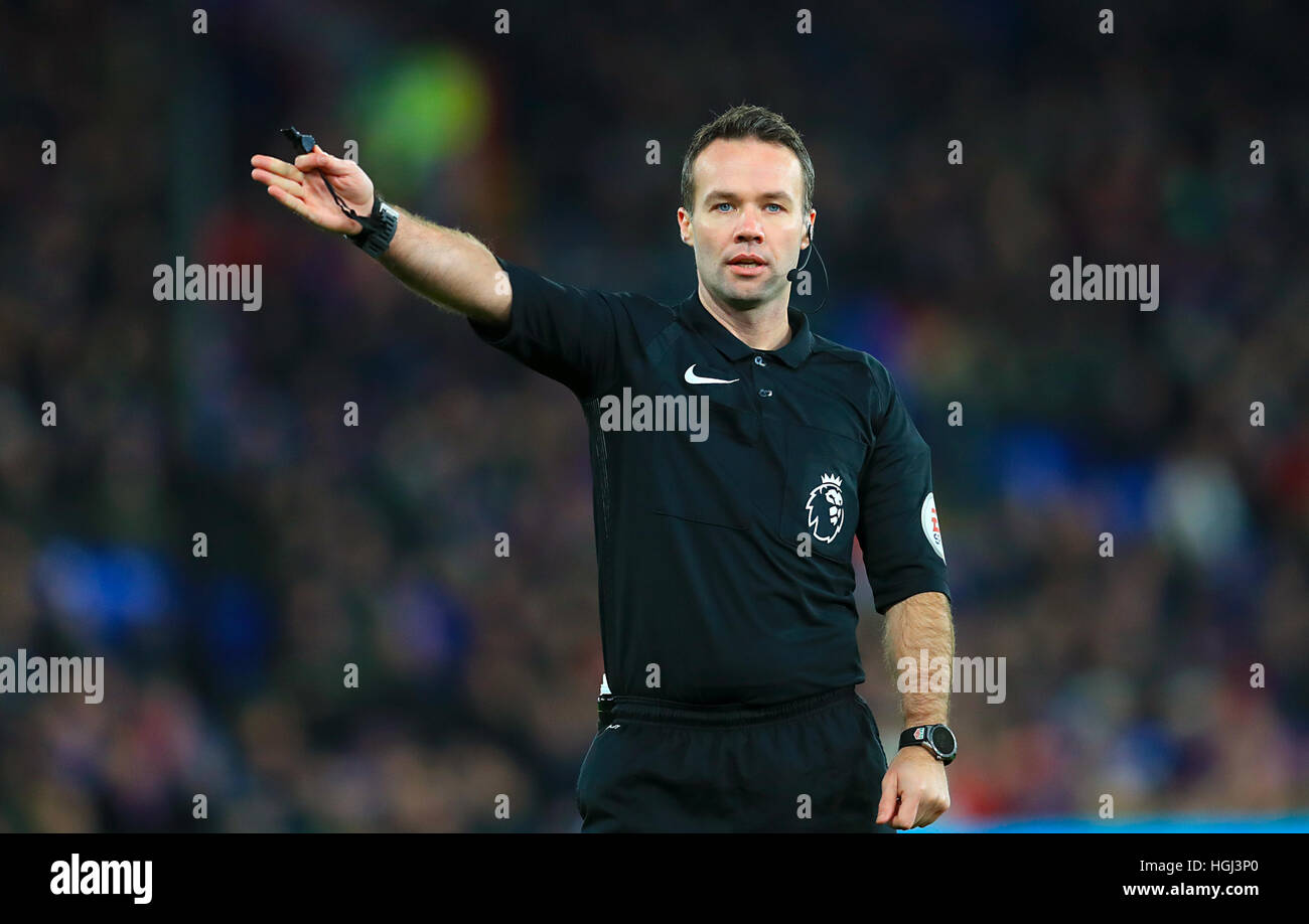Paul tierney referee hi-res stock photography and images - Alamy
