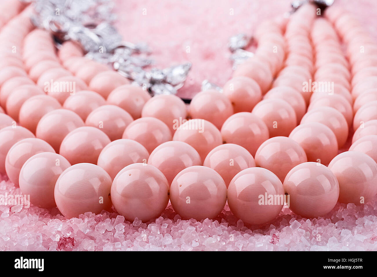 Pearl chain hi-res stock photography and images - Alamy
