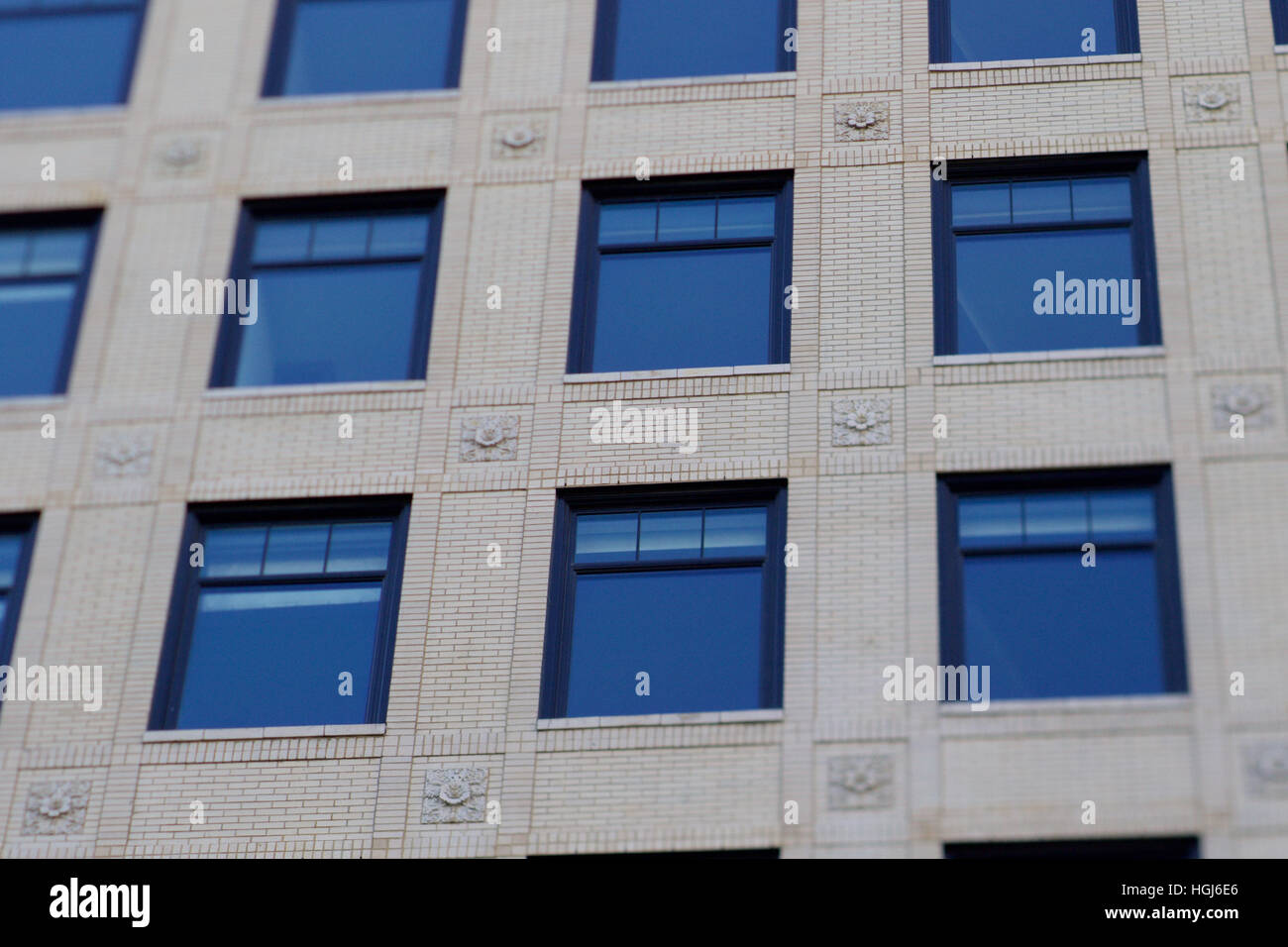 Windows of new york hi-res stock photography and images - Alamy