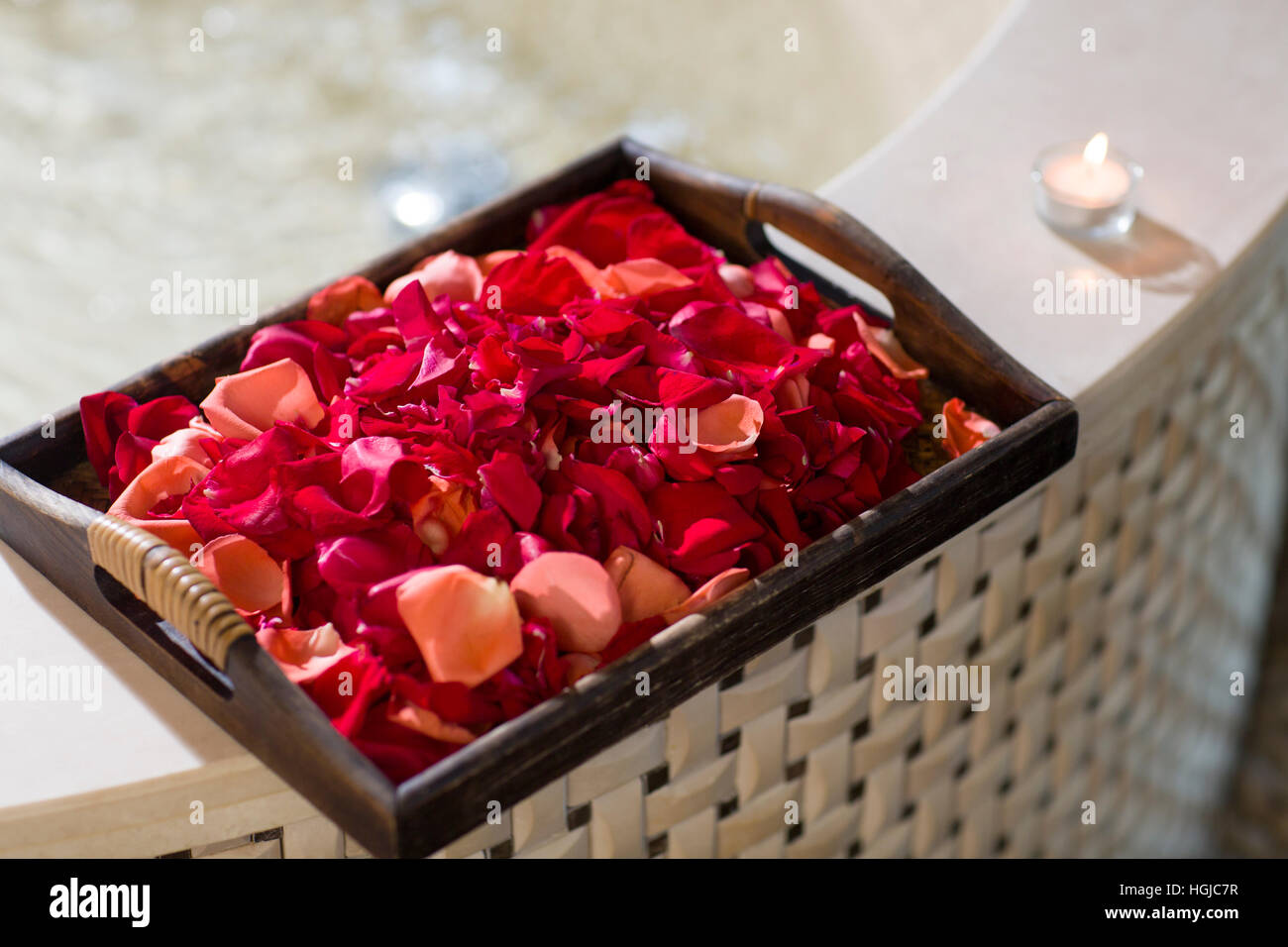 Rose petals and bathtub Stock Photo - Alamy