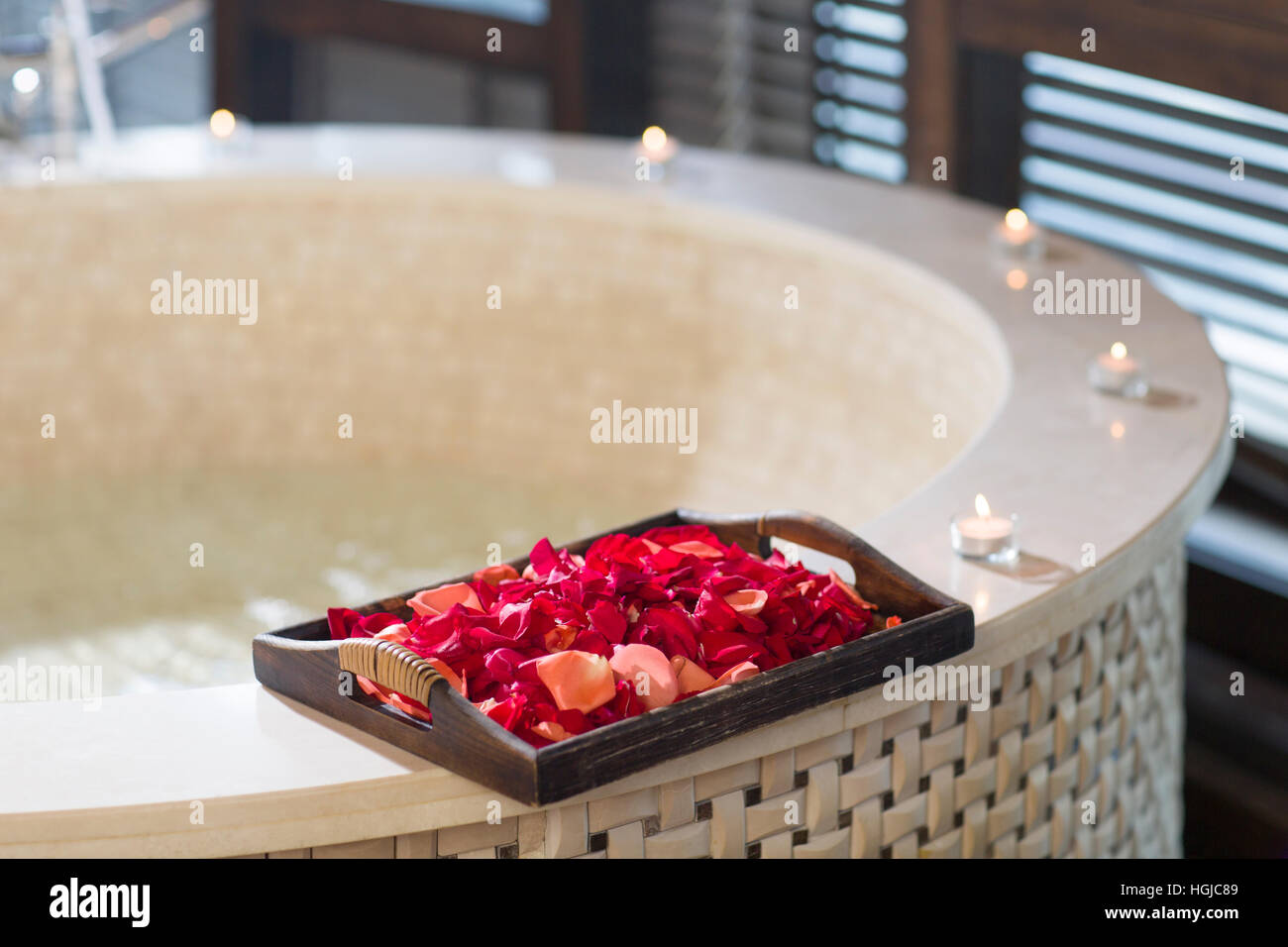 Rose petals and bathtub Stock Photo - Alamy