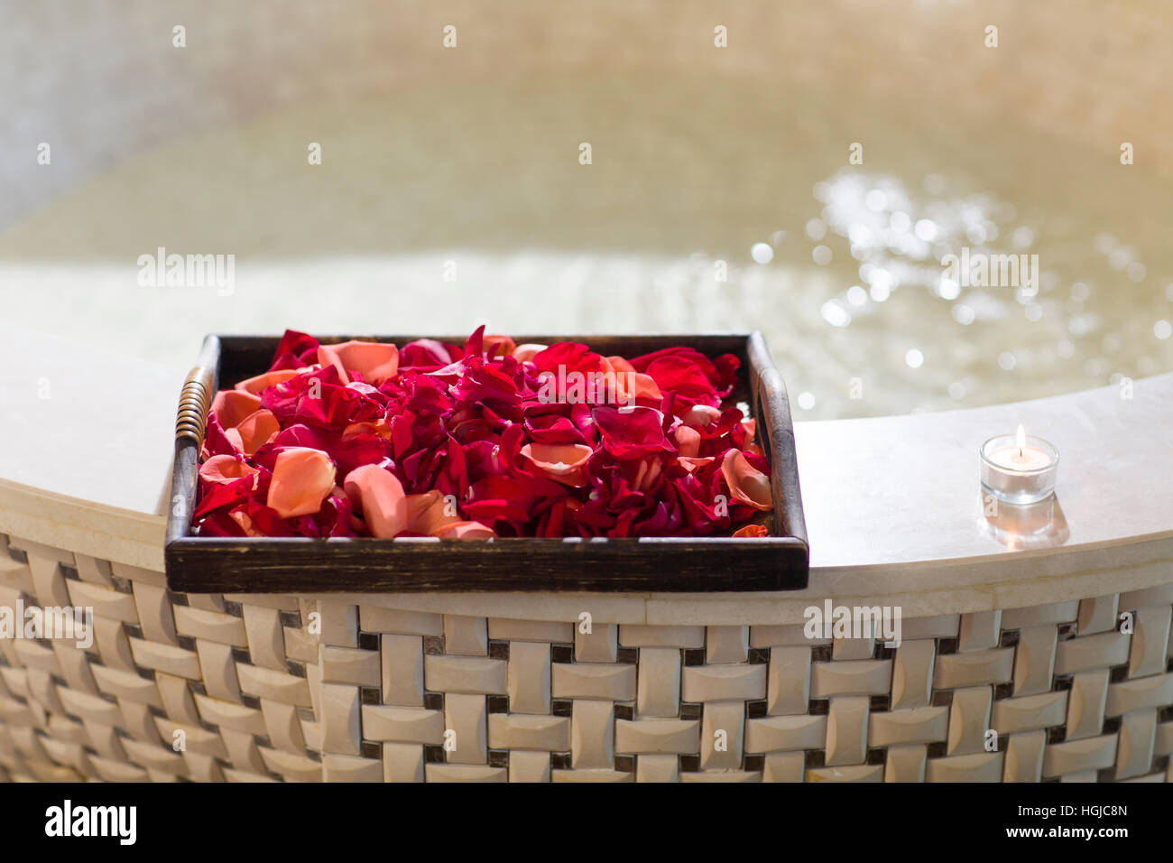 Rose petals and bathtub Stock Photo - Alamy