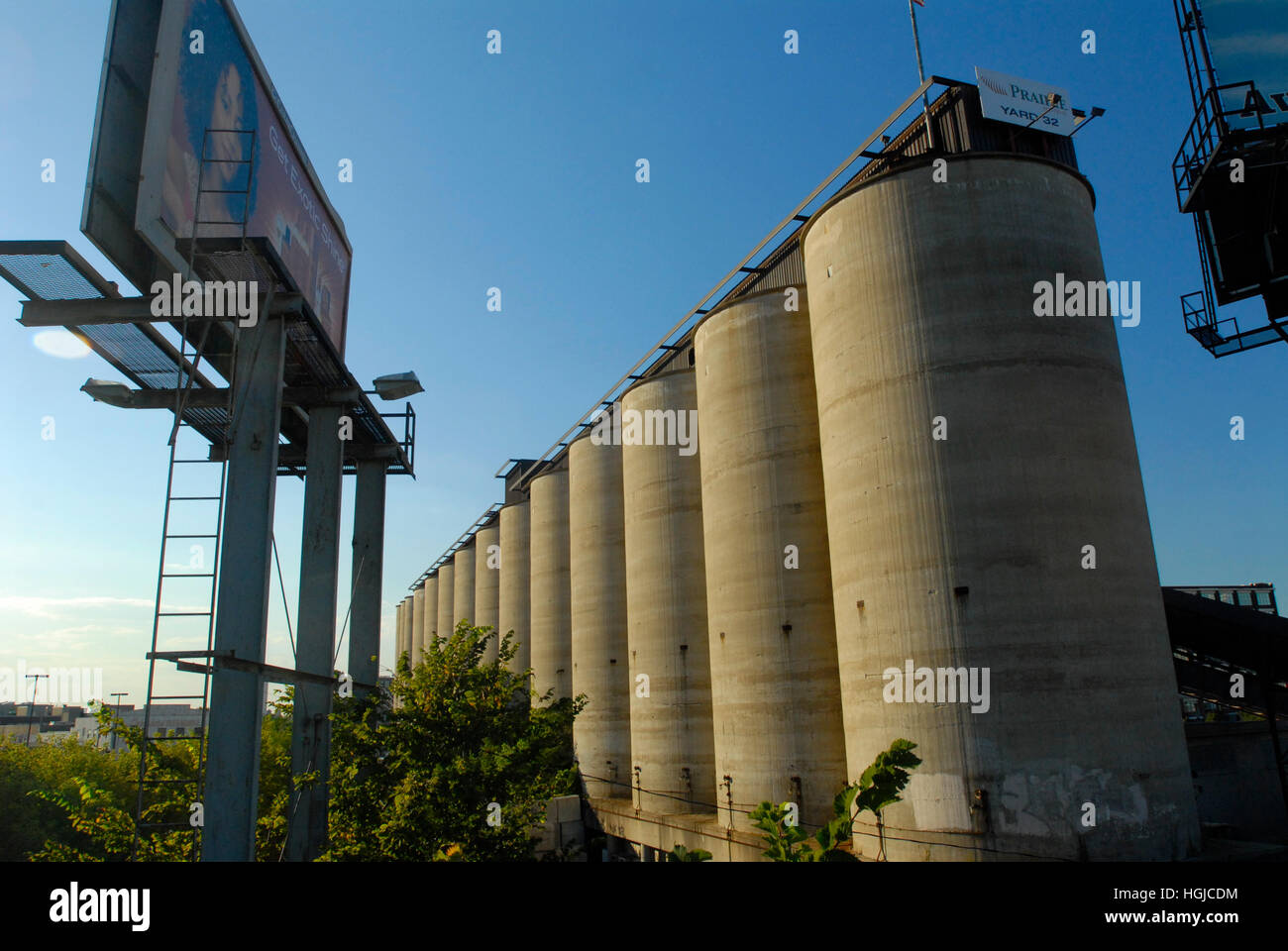 "Prairie Material" concrete plant, yard 32 near downtown Chicago ...