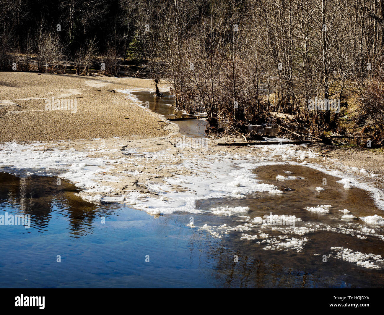 Ice, snow and low water levels - the Merced River in the Yosemite ...